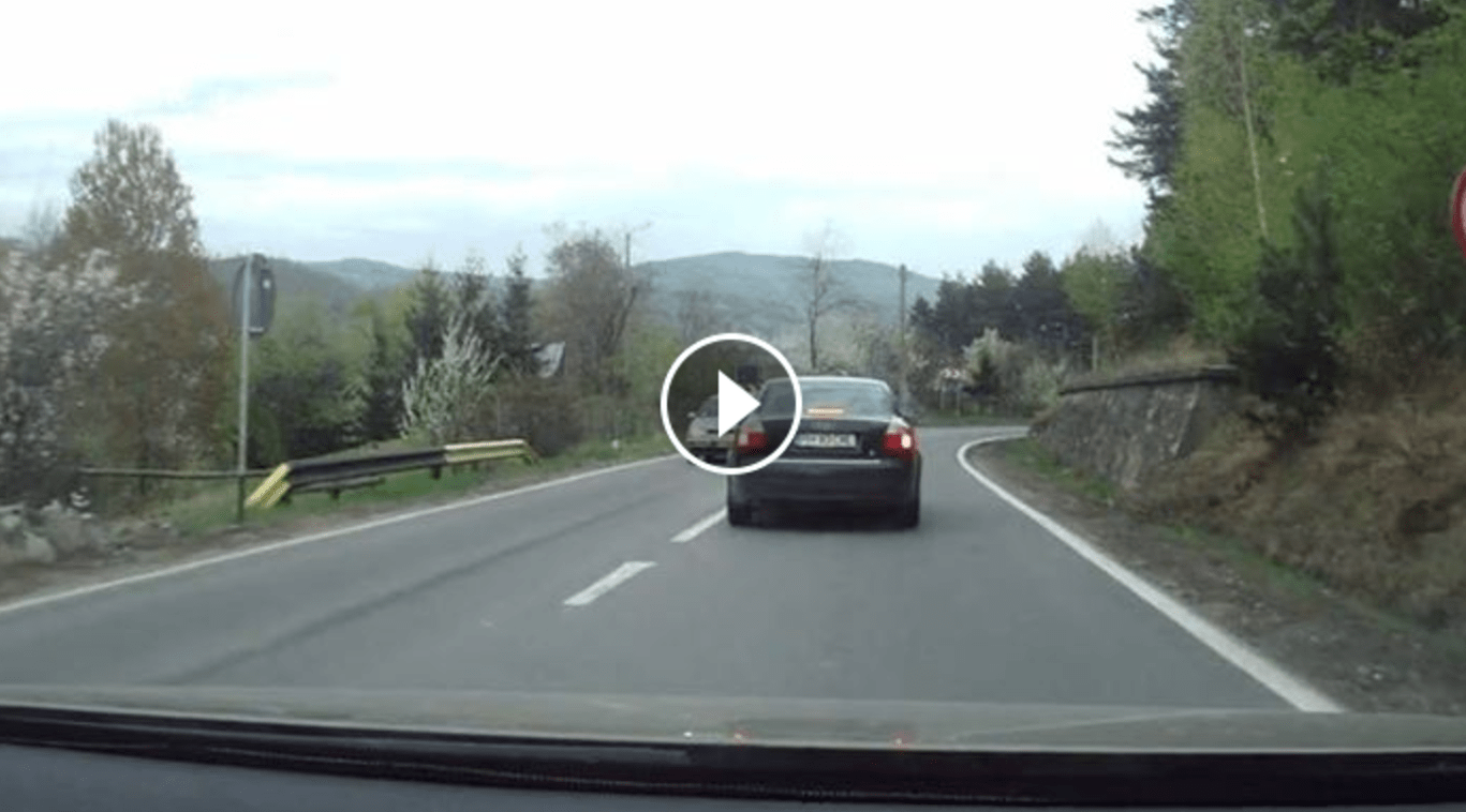 Imagini incredibile filmate pe un drum din Romania. Ce a facut un sofer ...