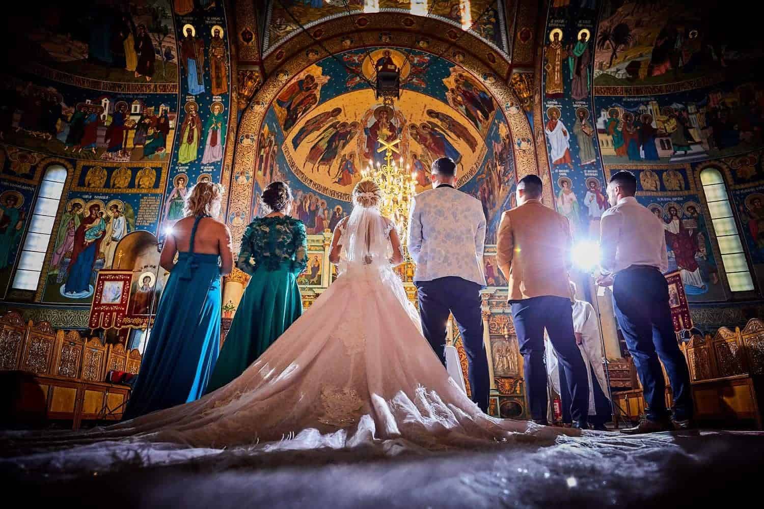 Cum se plateste, de fapt, atunci cand faci nunta la biserica. Plateste ...